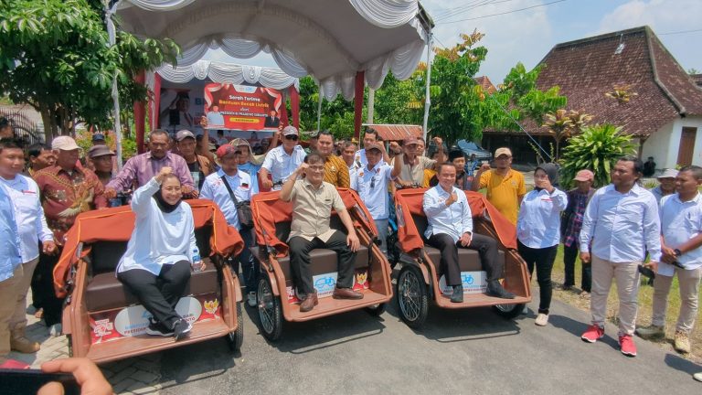 Pengemudi Becak dari Tiga Kota Terima 60 Becak Listrik Bantuan Pribadi ...
